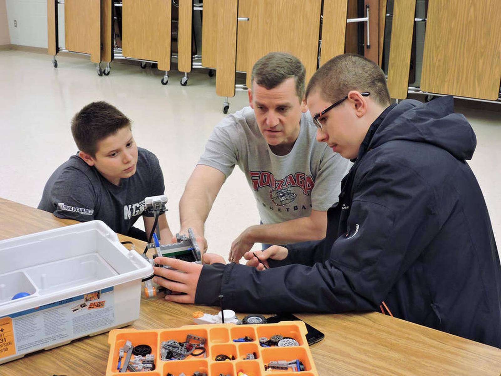 Ira Jones Middle School eighth-graders create 'dog-bot' robot – Shaw Local