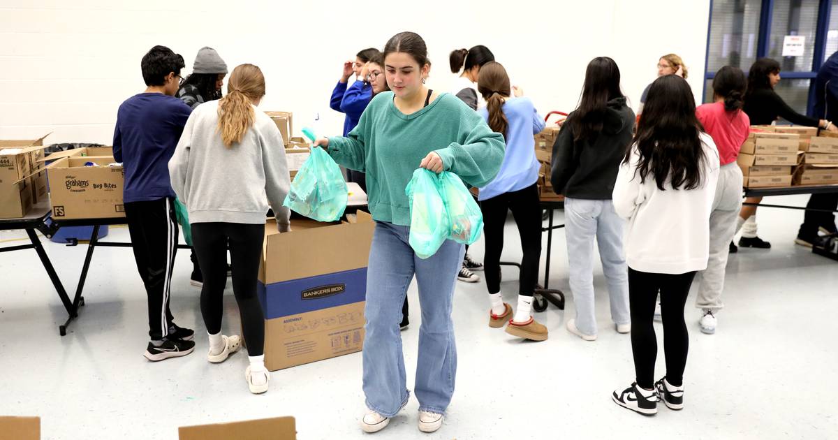Backpacks a blessing for food insecure students in Downers Grove ...