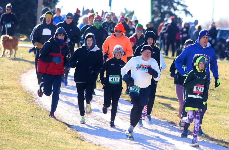 Photos: Huntley Rotary Club’s inaugural Running of the Elves – Shaw Local