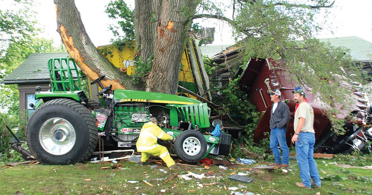 $130,000 tractor trashed in crash – Shaw Local