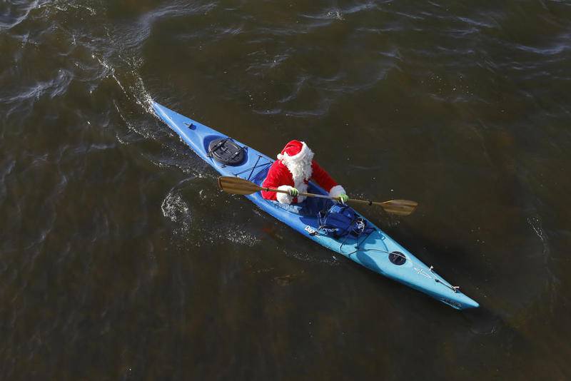 Santa Claus takes a kayak ride down the Fox River – Shaw Local