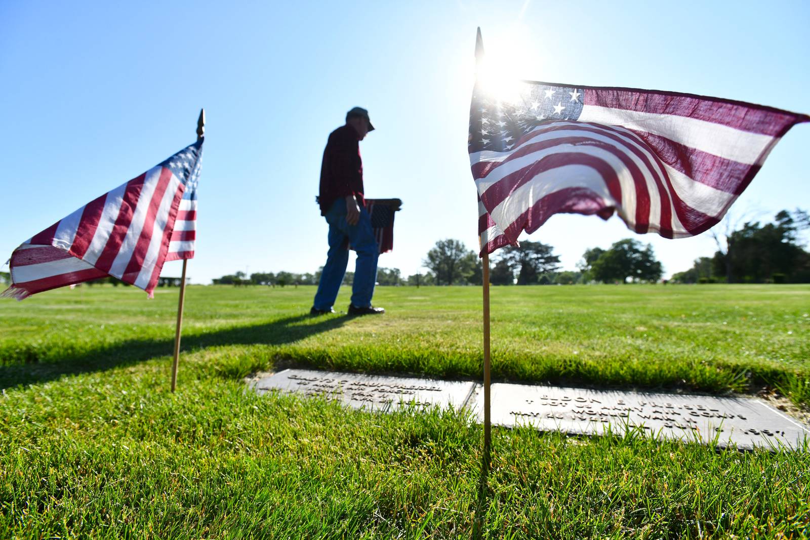 Volunteers needed to place flags on graves of veterans – Shaw Local