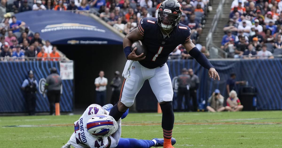 Justin Fields, Chicago Bears starters get off to slow start in ...