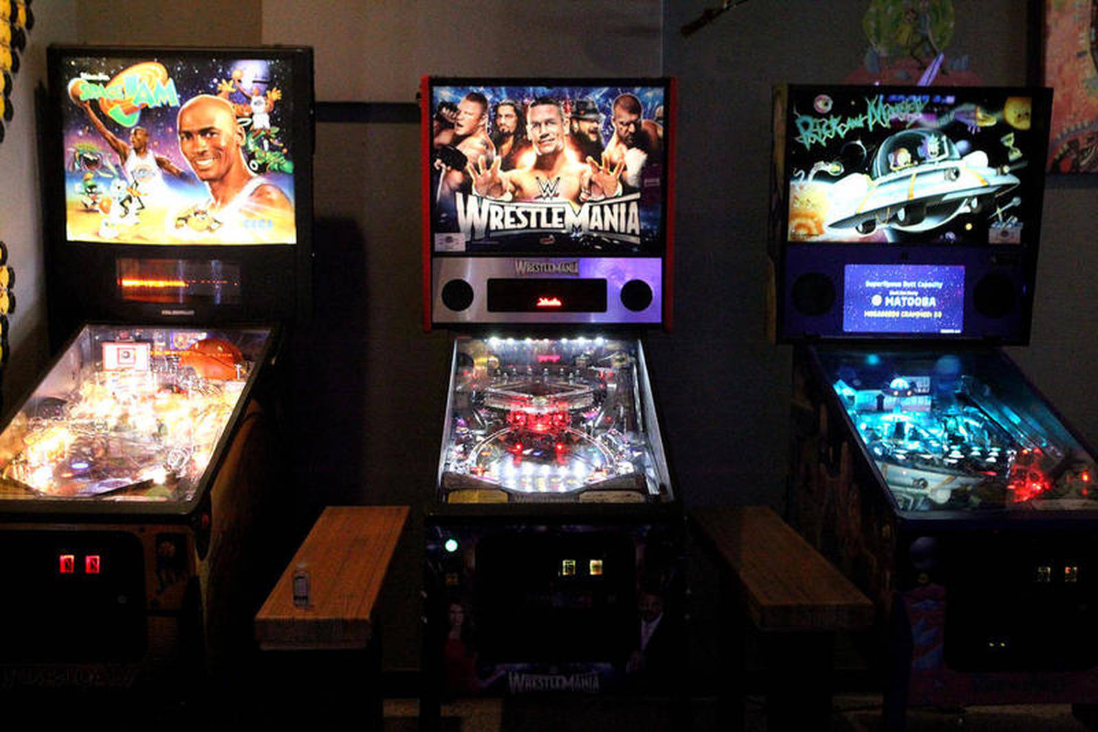 New St. Charles bar features arcade games, movie theater – Shaw Local
