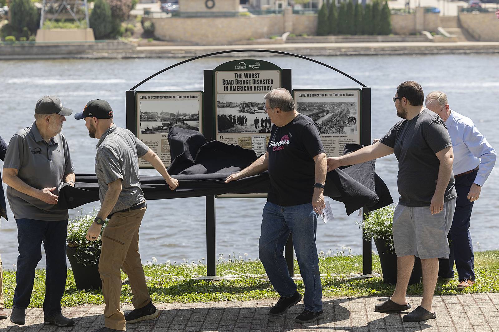 Photos: Dixon bridge disaster anniversary ceremony – Shaw Local