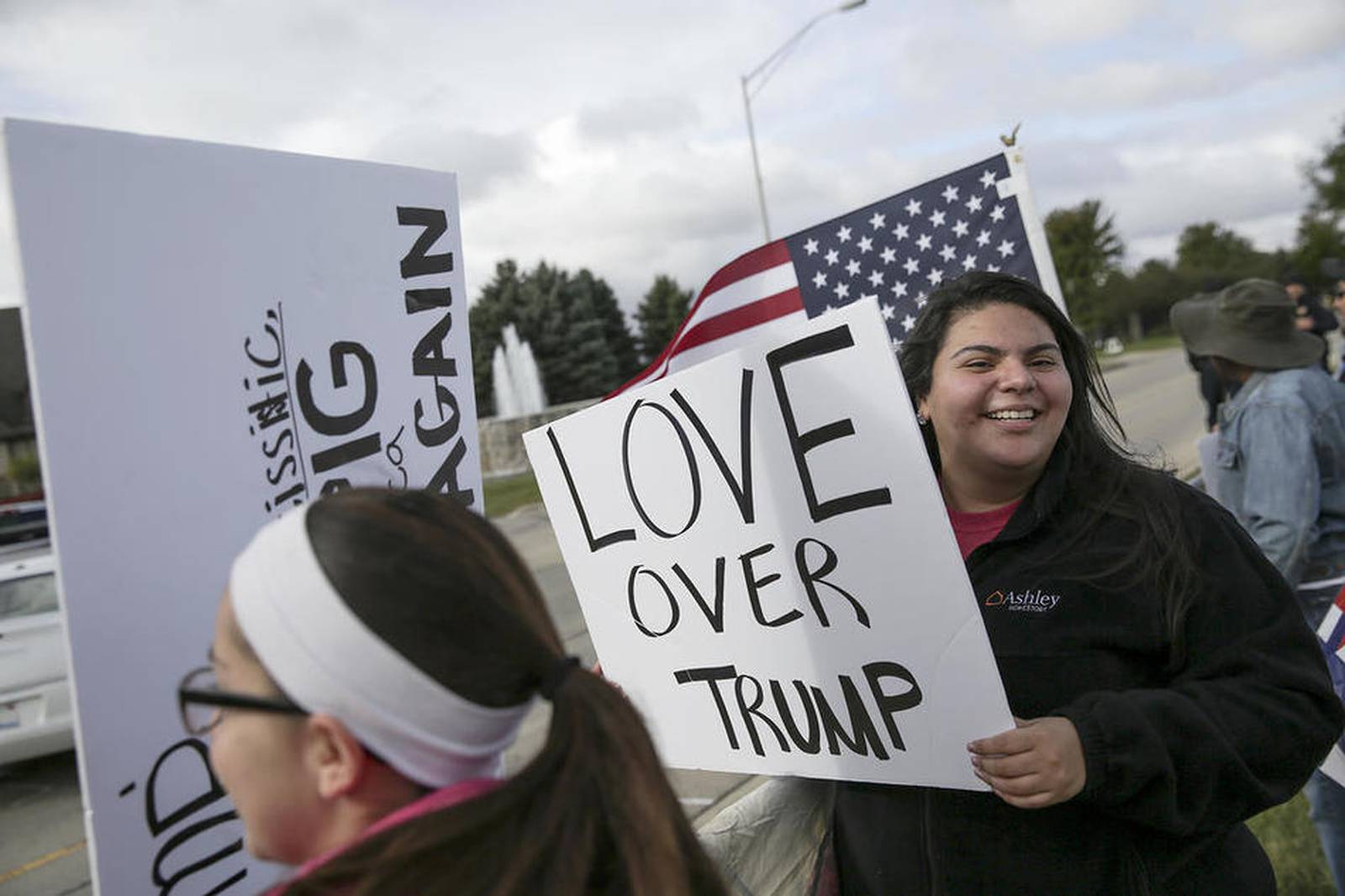 Protesters, supporters gather in Bolingbrook as fundraiser held for ...