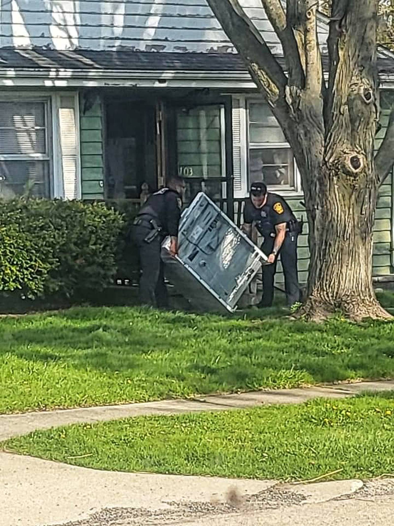 Mendota officers help woman struggling to move a stove – Shaw Local
