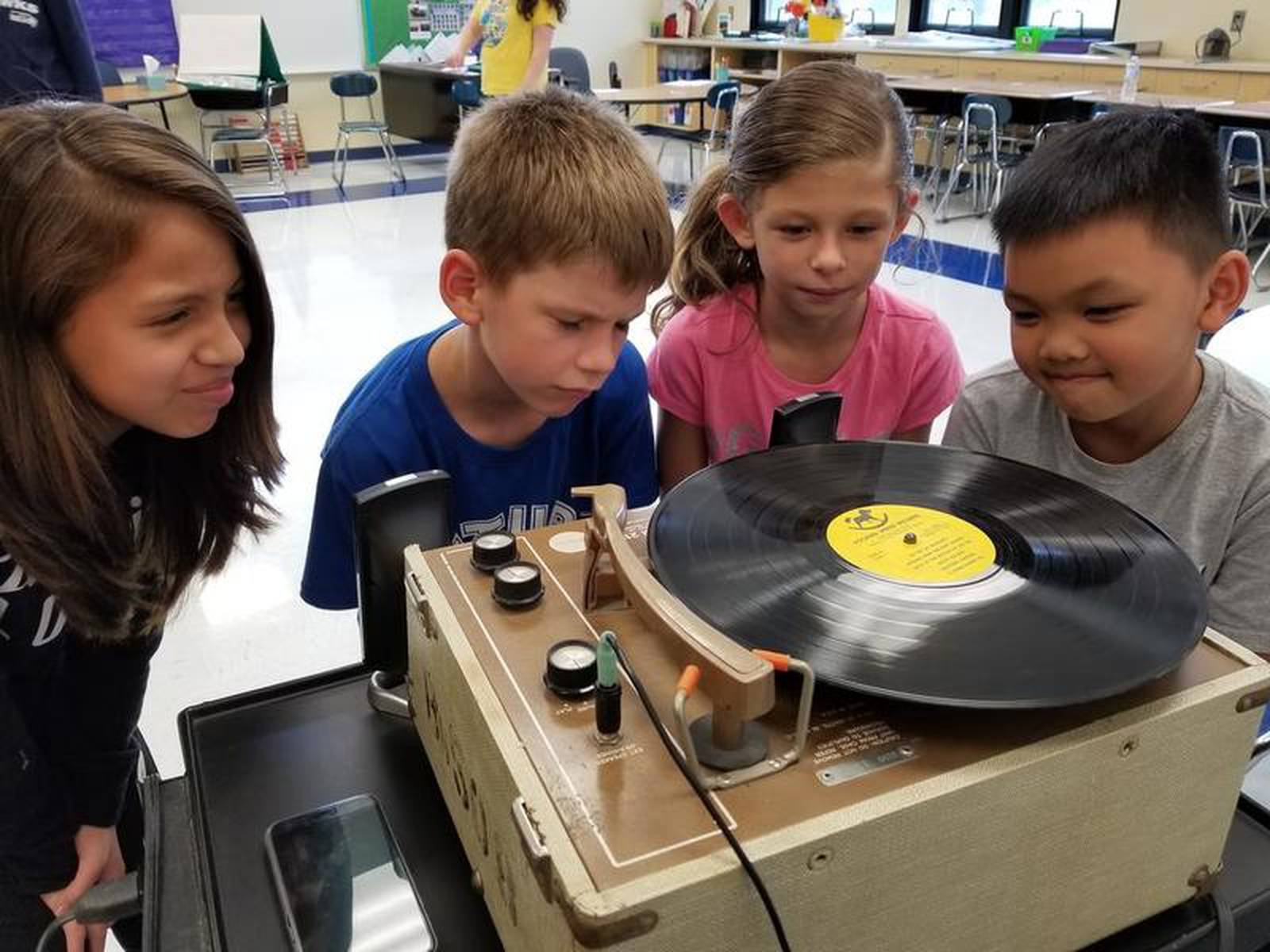 Bolingbrook students learn about record players – Shaw Local