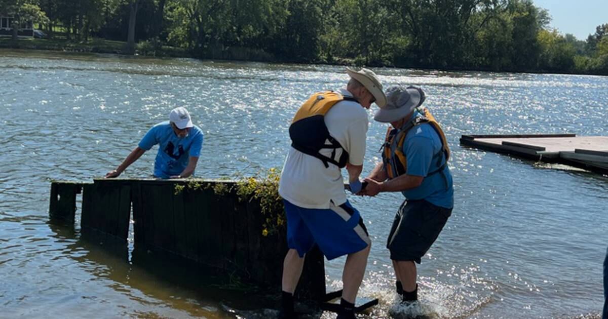 Volunteer groups help clean up Fox River in St. Charles – Shaw Local