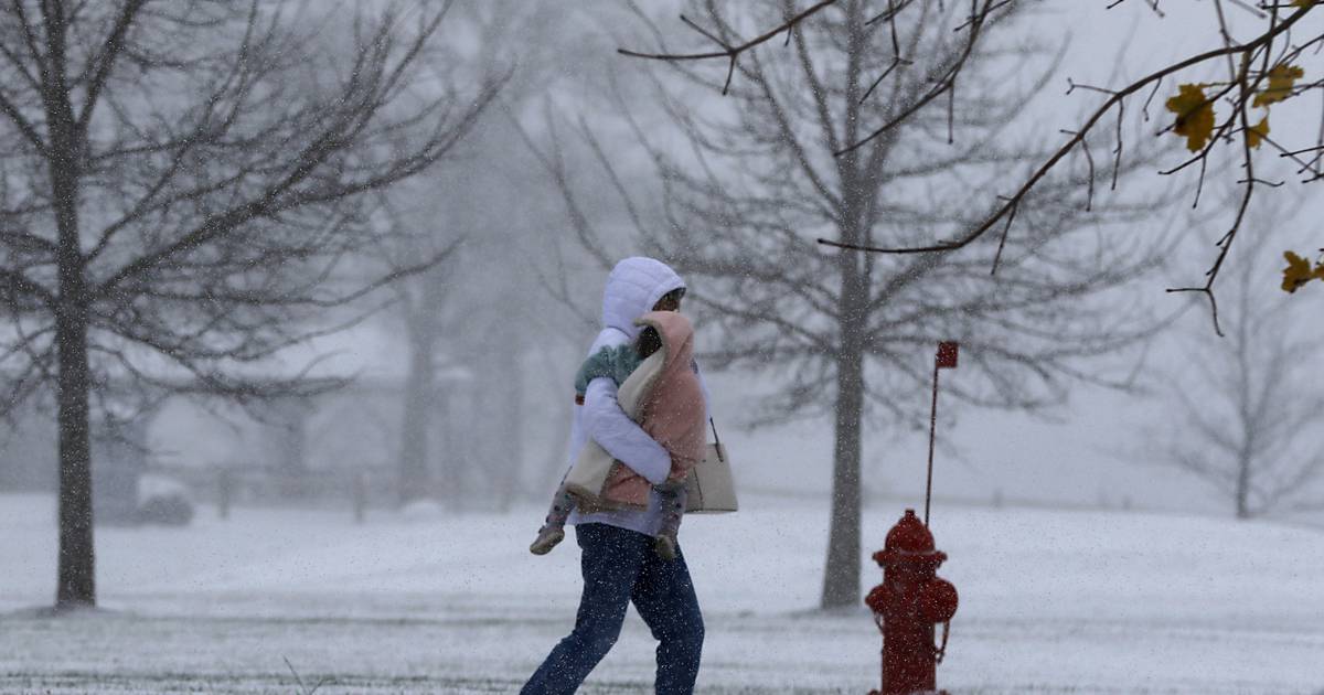First snow of the year hits McHenry County, with 1 to 3 inches, dozens ...