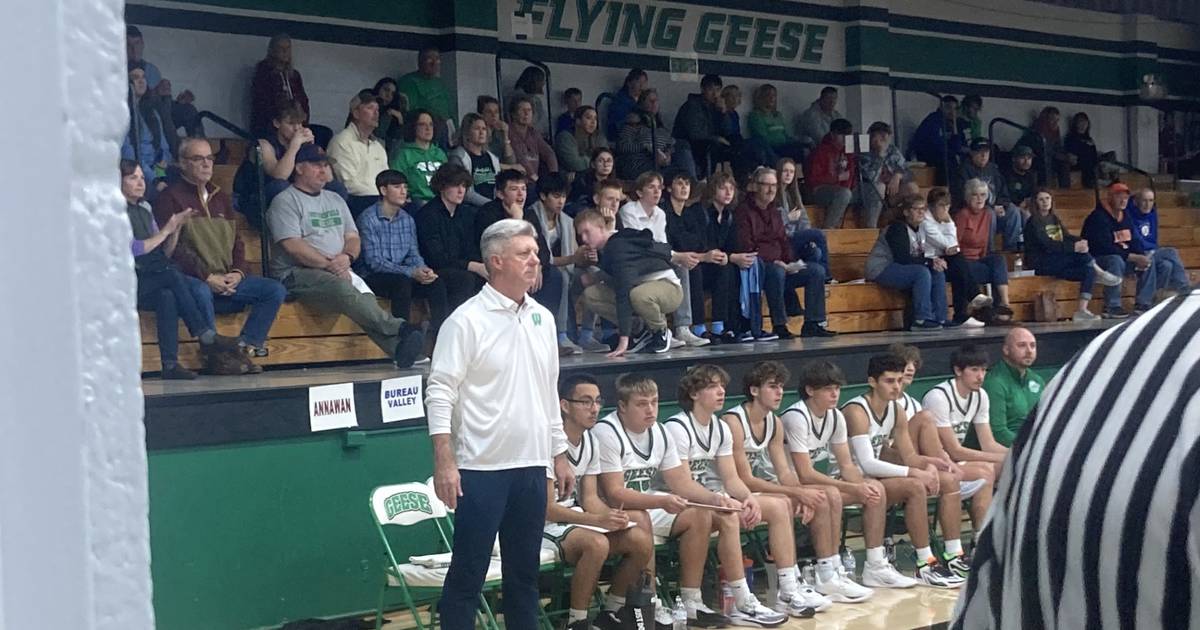 Boys basketball: Wethersfield’s Tom McGunnigal calling for a timeout ...