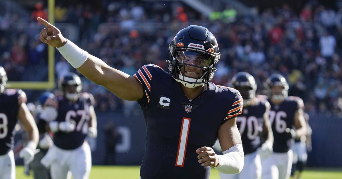 Nobody is criticizing Chicago Bears QB Justin Fields for being ...
