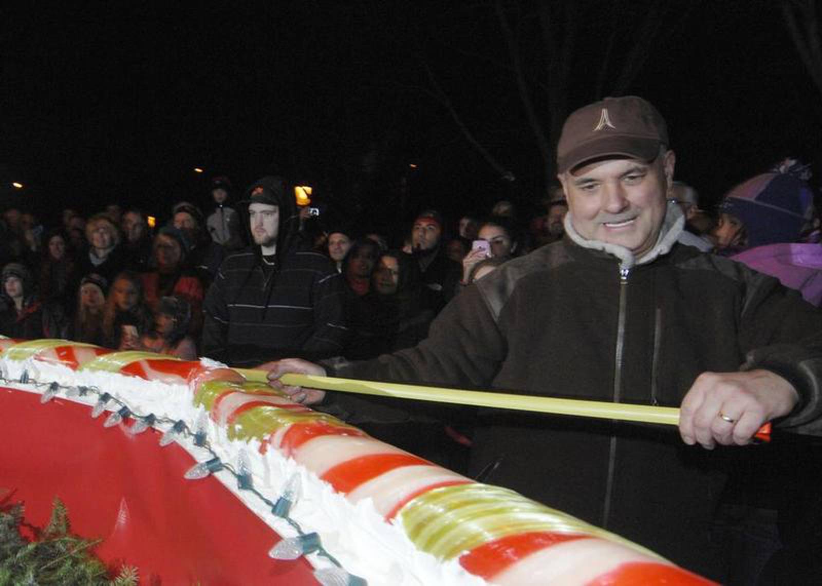 Roby recreates giant candy cane in Geneva – Shaw Local
