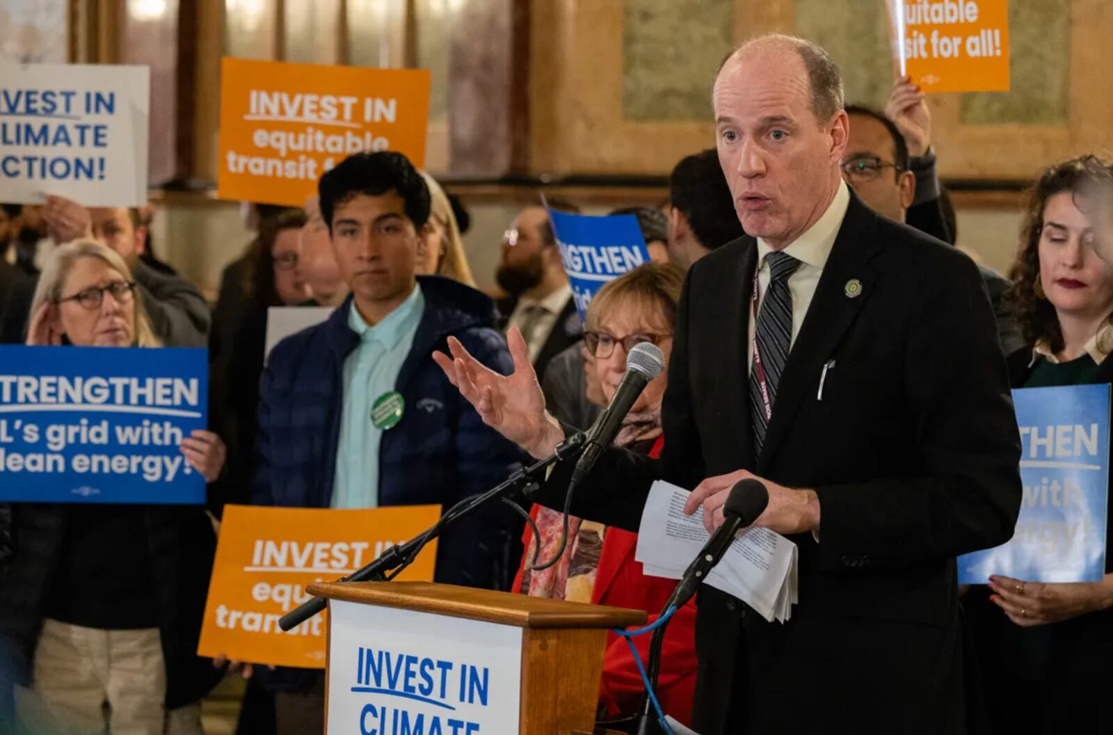 Illinois lawmakers give small boost to renewable developments, delay ...