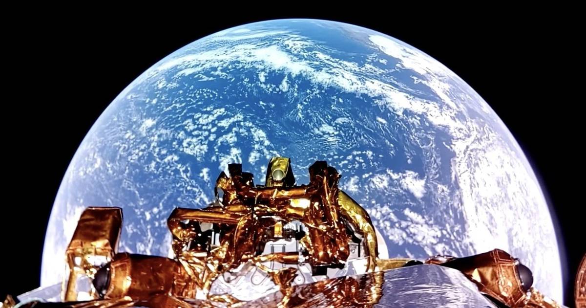 Witness St. Charles native make history on moon landing live-stream ...