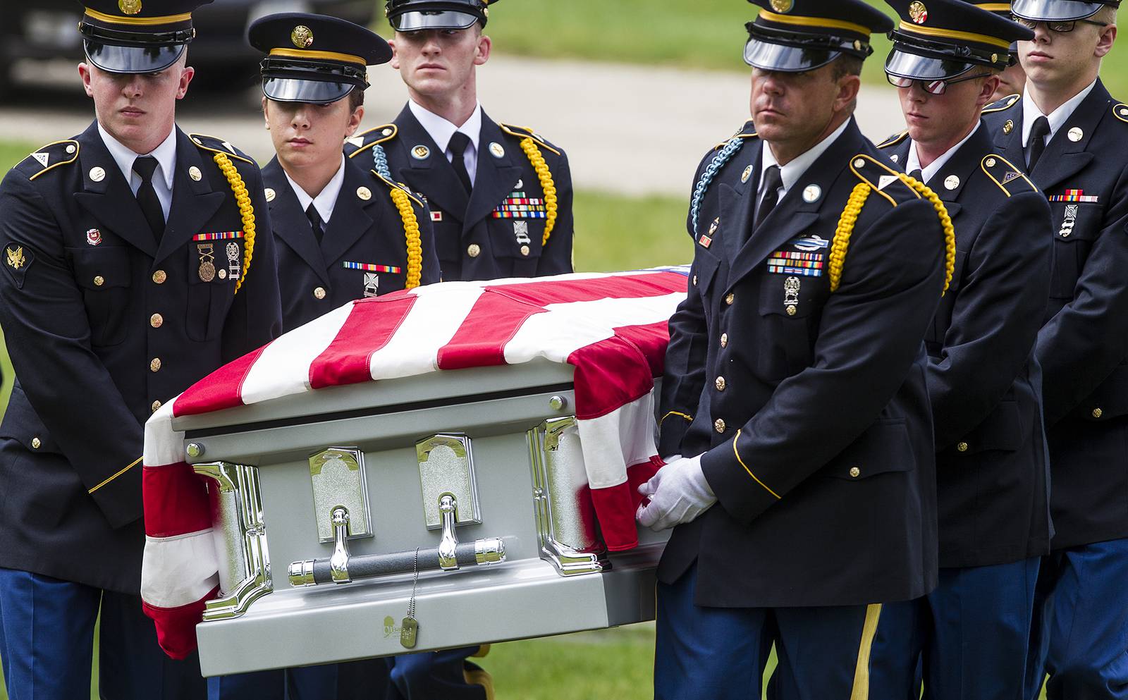 13 soldiers graduate from Illinois National Guard Military Funeral ...