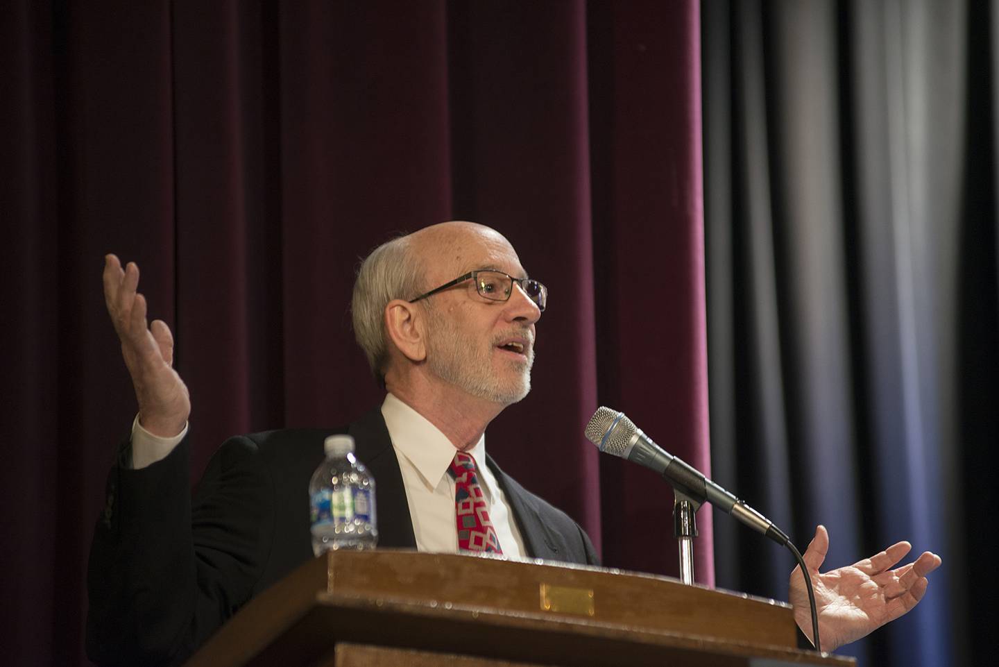 Tom Wadsworth: Spelling bee’s compassionate presenter – Shaw Local