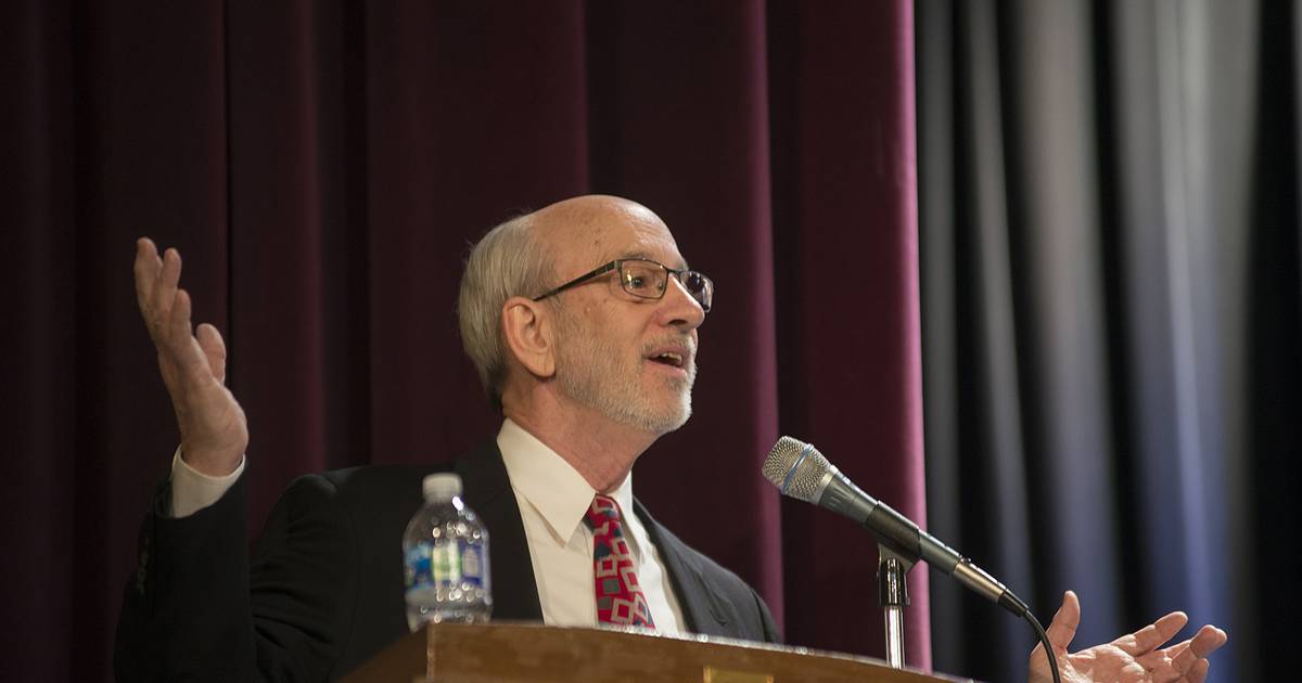 Tom Wadsworth: Spelling bee’s compassionate presenter – Shaw Local