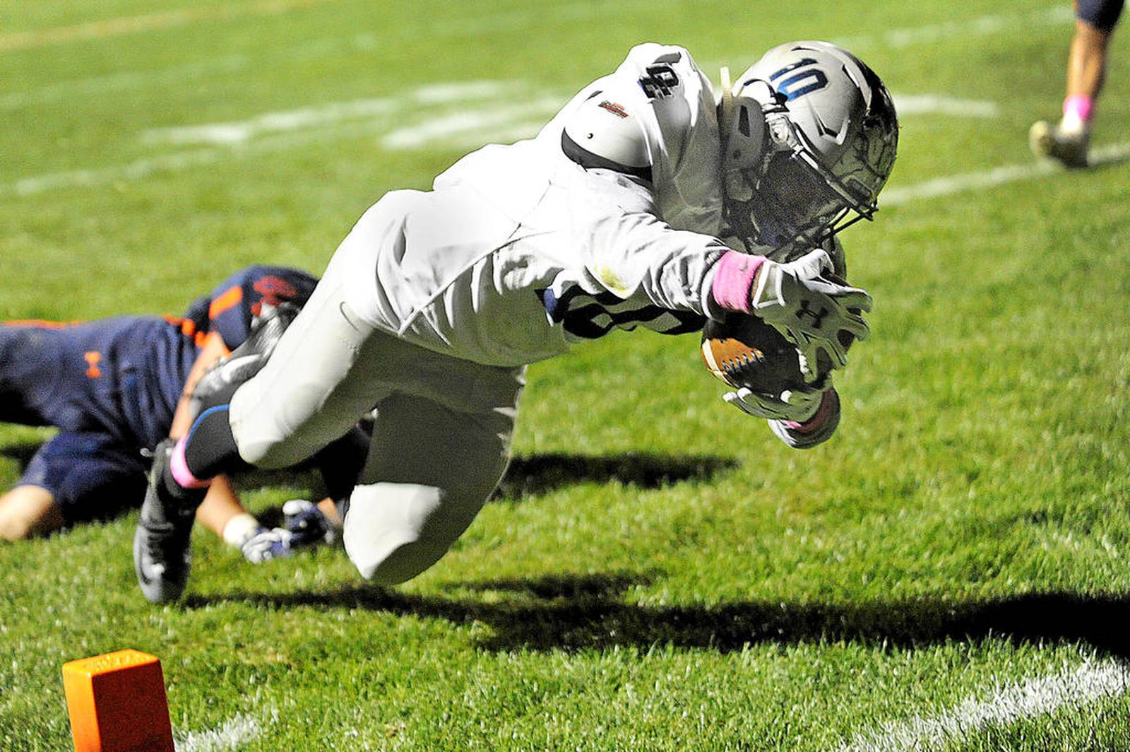Football: Oswego holds off Oswego East, 22-19 – Shaw Local