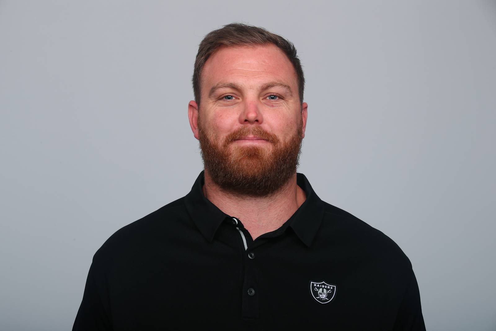 Bears add former Raiders assistant Travis Smith as defensive line coach ...