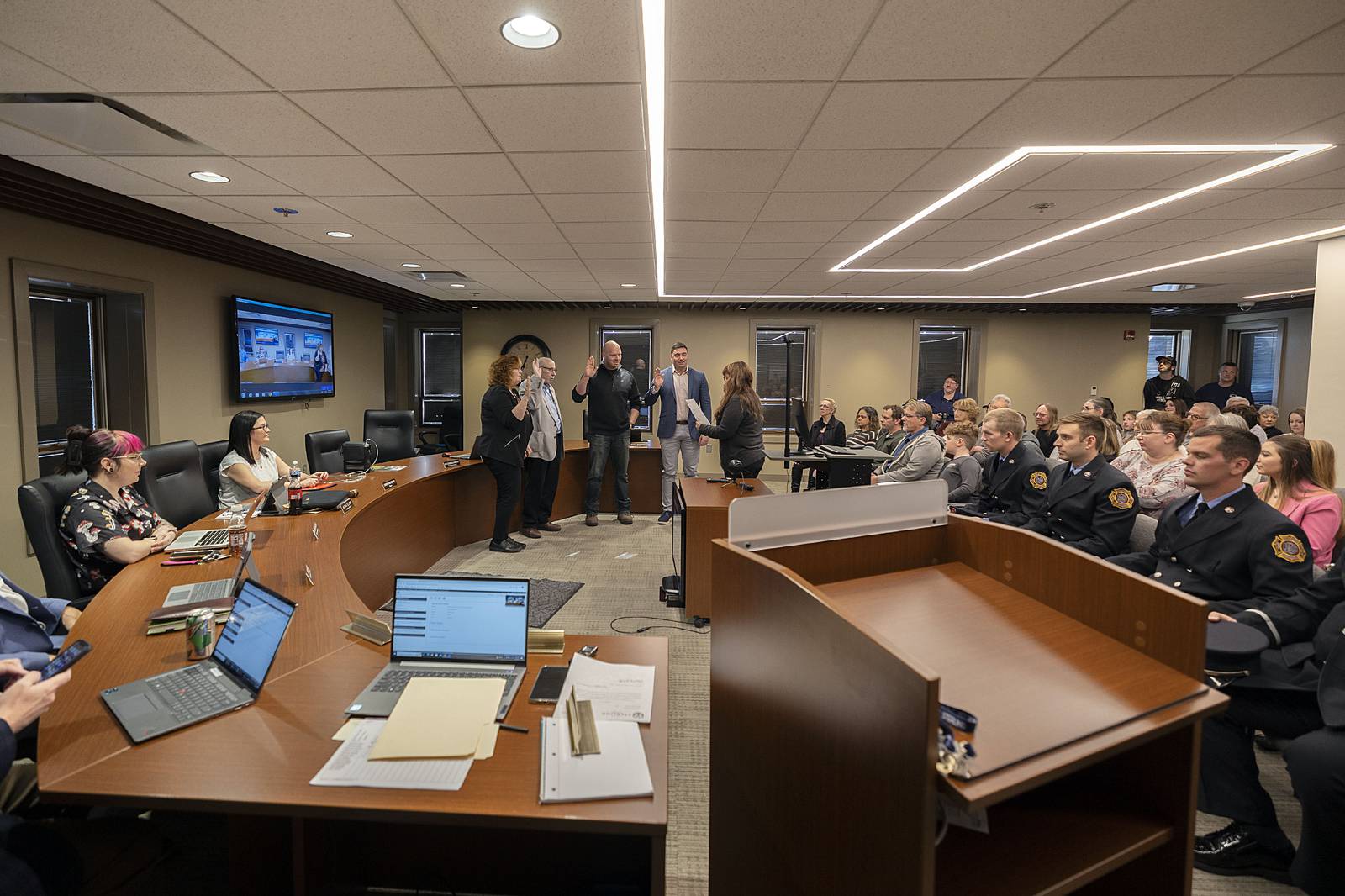 Photos: New Sterling mayor and alderman sworn in Monday night – Shaw Local