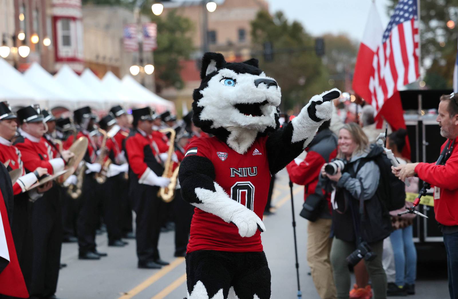 Huskie statue unveiled 116th NIU homecoming block party – Shaw Local