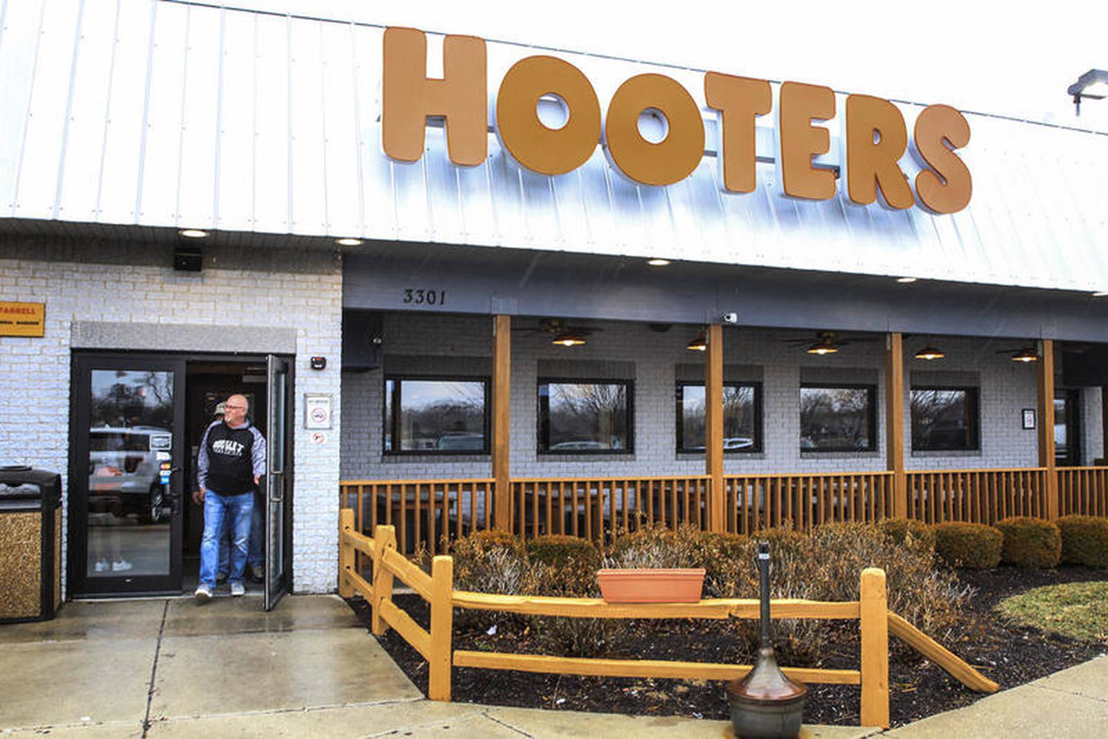 Hooters reopens, draws back loyal customers, staff – Shaw Local