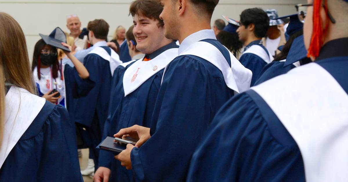 Photos: Oswego High School Graduation – Shaw Local