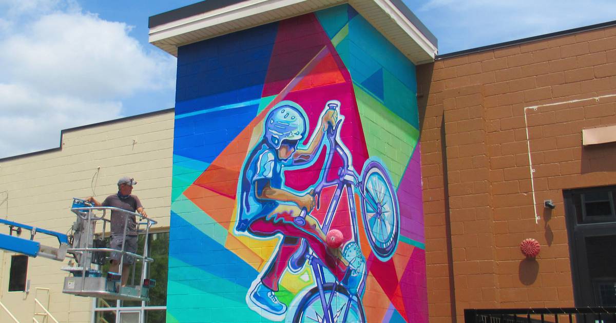 Jason Watts puts finishing touch on Main Street Oswego mural – Shaw Local