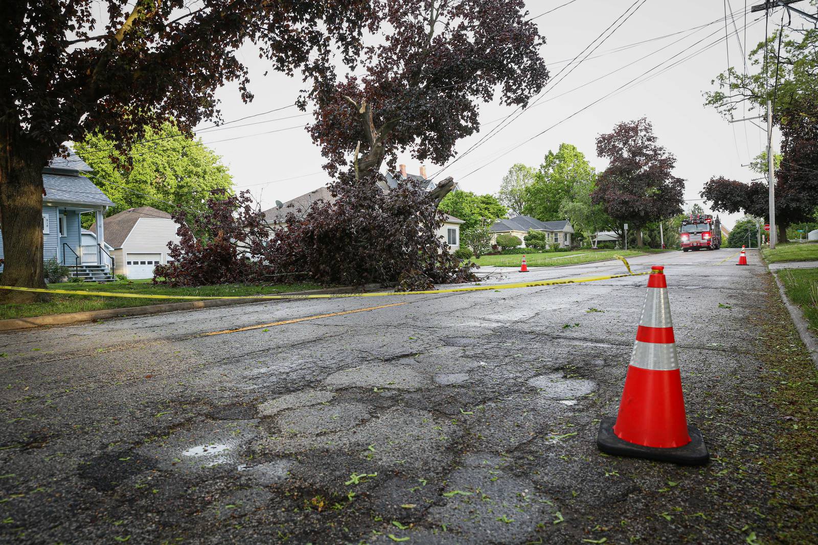 Downed trees, live wires, power outages after thunderstorms hit McHenry County area – Shaw Local