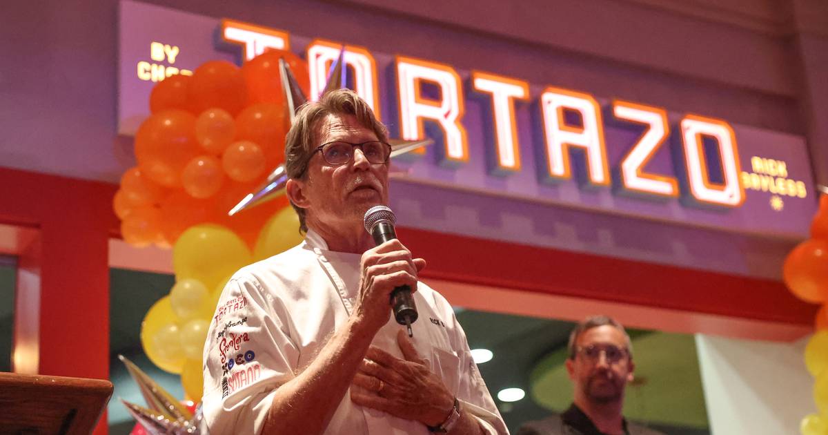 Chef Rick Bayless opens new restaurant in Joliet – Shaw Local
