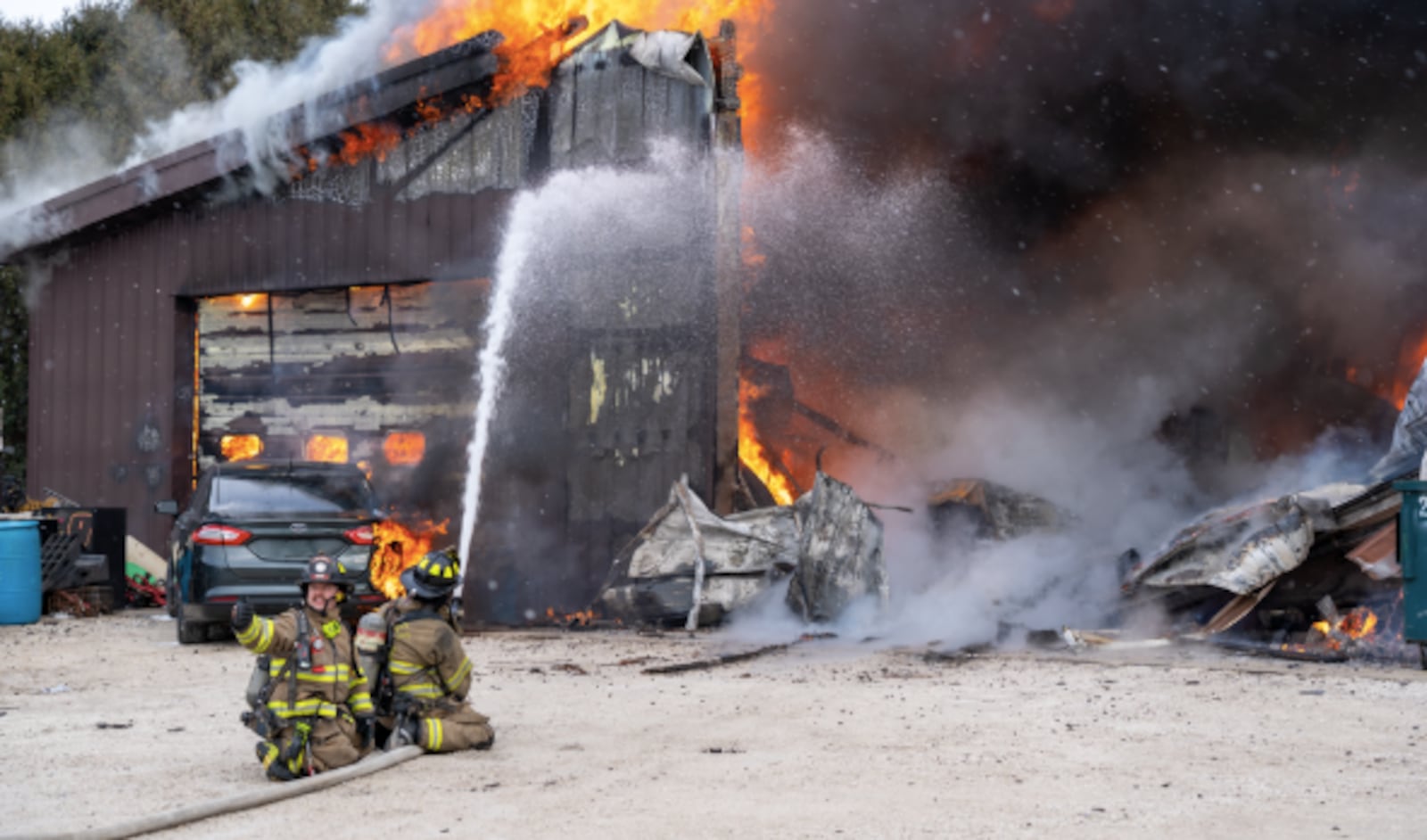 Crews battle Kane County barn fire with heavy smoke and roof collapse ...