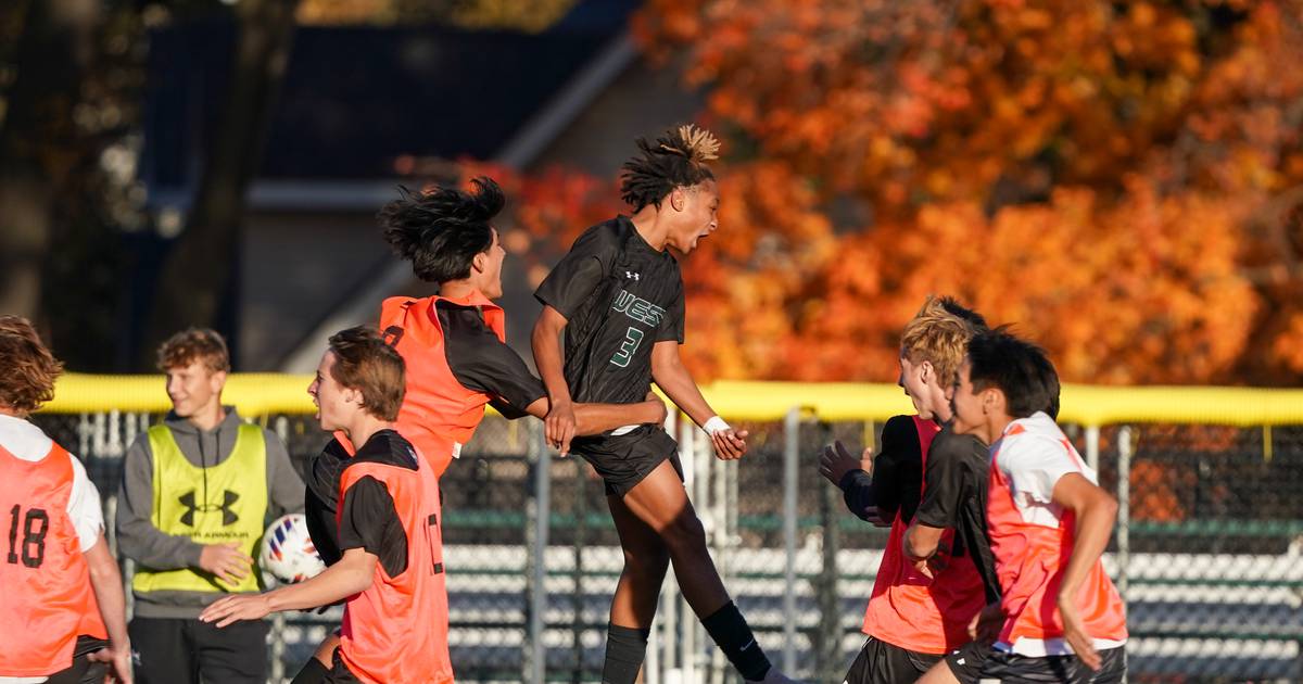 Catino Harris’ goal in final minute gives Glenbard West regional title ...