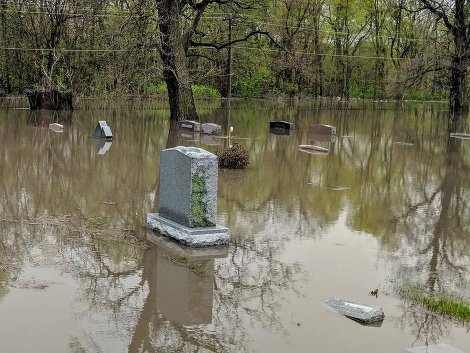 River floods cemetery, but traffic causes damage – Shaw Local