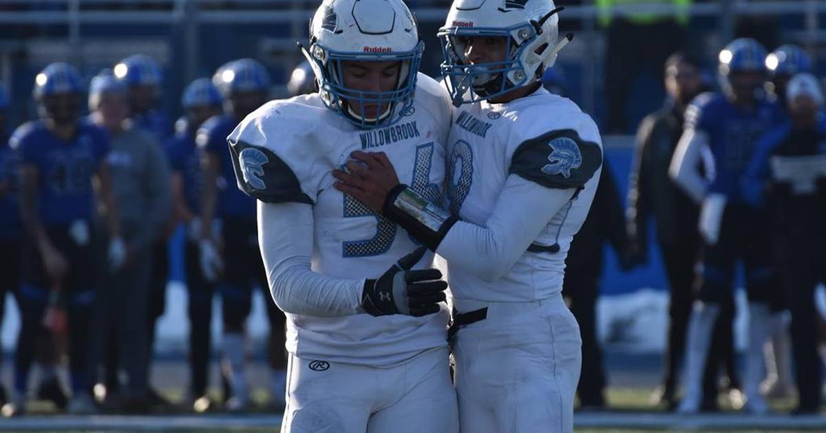 Two-way starter Elijah Brockie walks the line for Willowbrook – Shaw Local