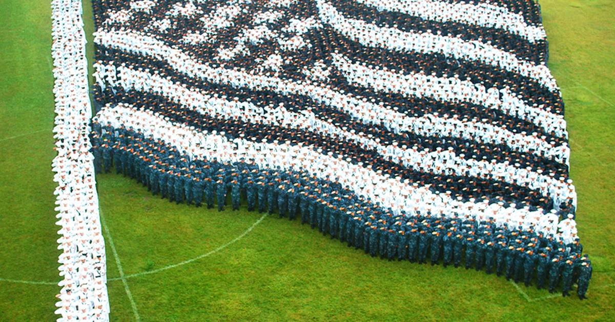 TSC, Naval Station personnel recreate 'Living Flag' – Shaw Local