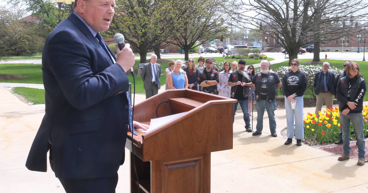 Photos: Hands Around the Courthouse event honors National Child Abuse ...