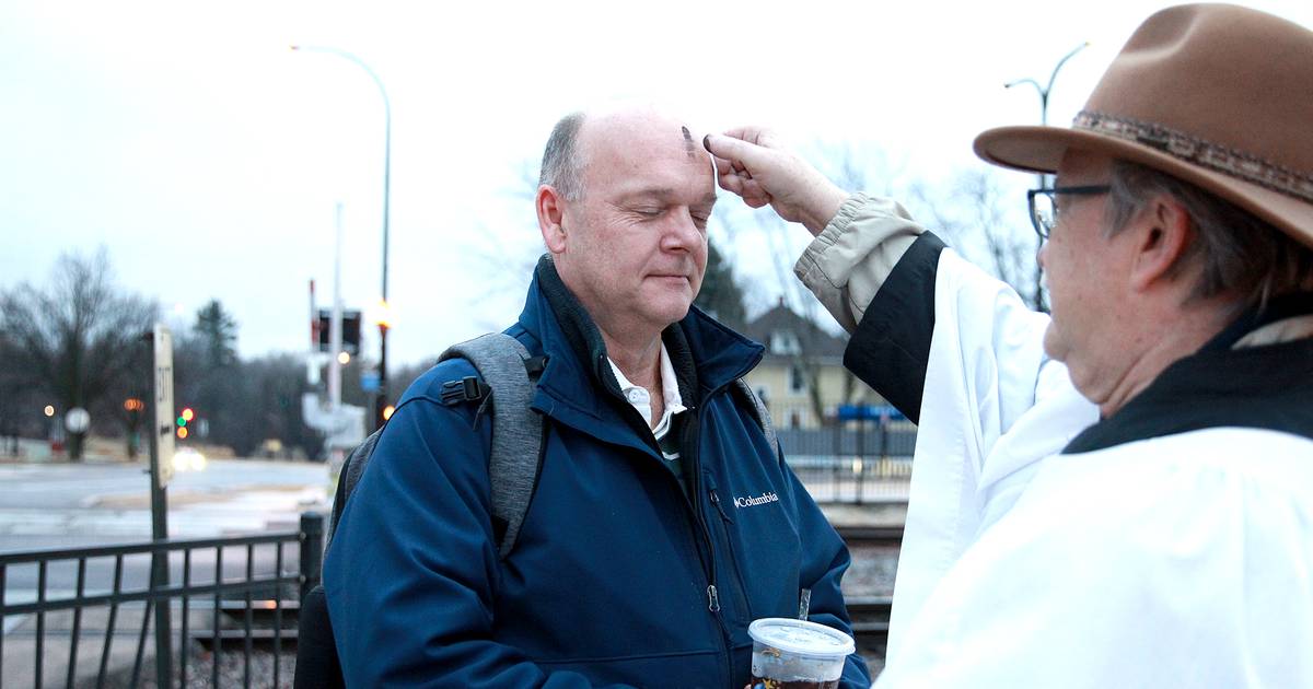 Photos: Ashes offered to commuters in Geneva for Ash Wednesday – Shaw Local