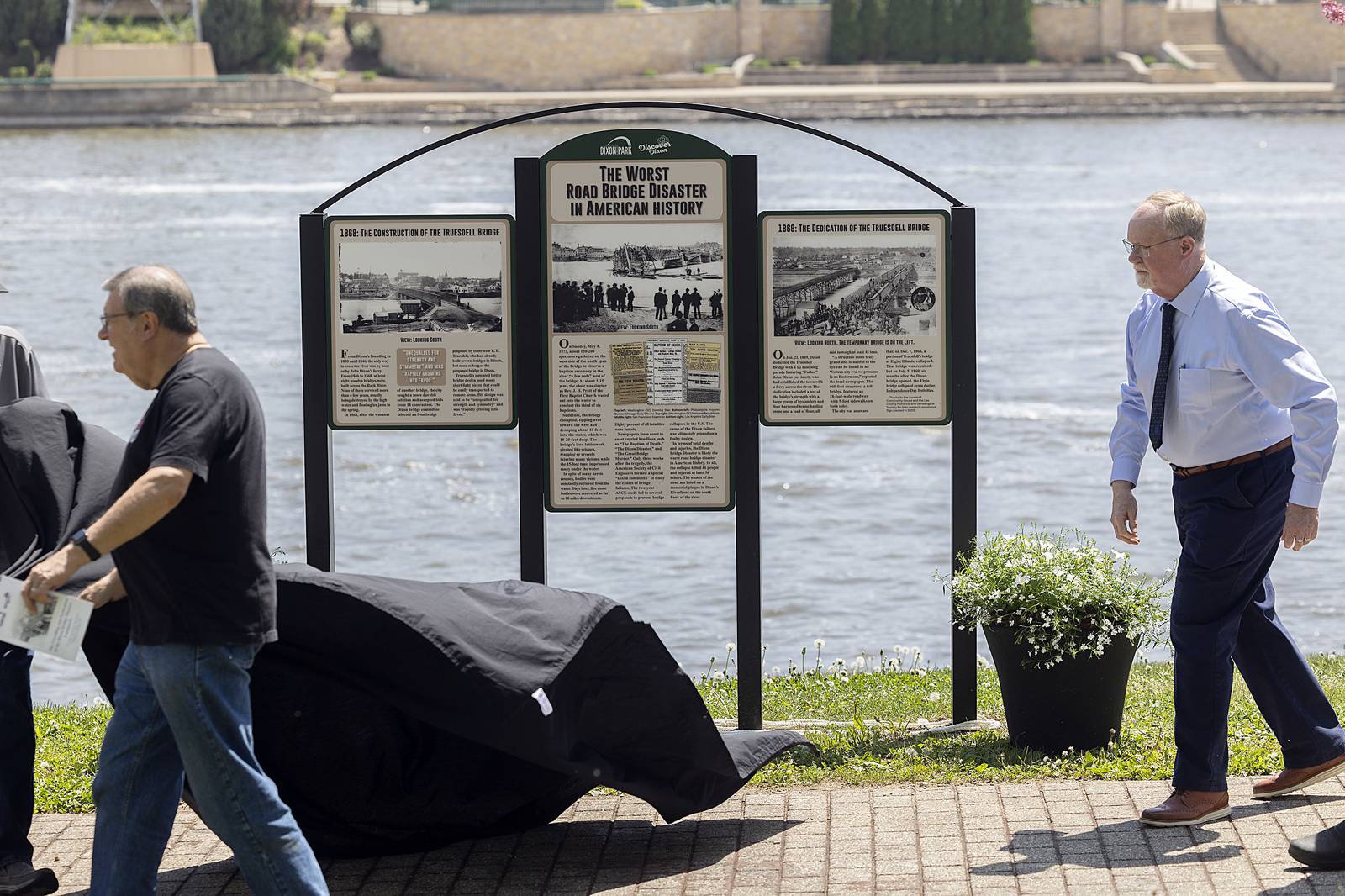 Photos: Dixon bridge disaster anniversary ceremony – Shaw Local