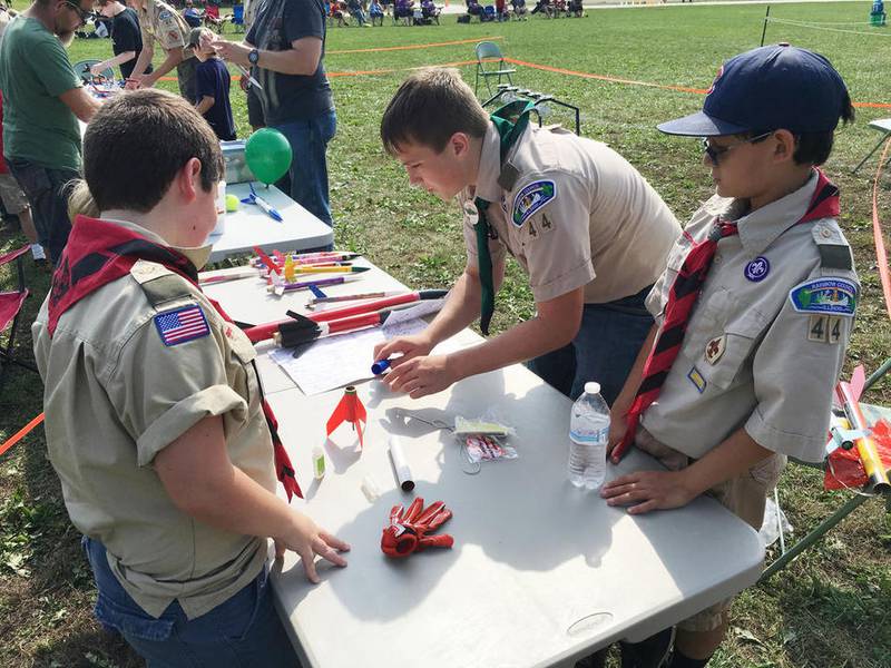 New Lenox Cub Scouts launch model rockets – Shaw Local