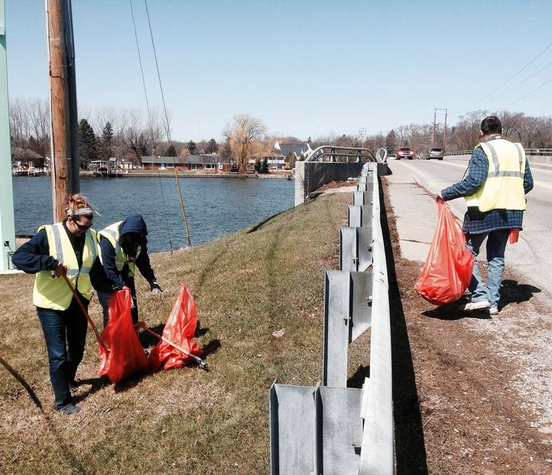 Volunteers tackle litter problem one piece at a time – Shaw Local
